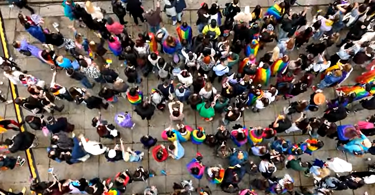 Bulgaria: Rain does not deter many thousands turning out for 2023 Sofia Pride – The Sofia Globe