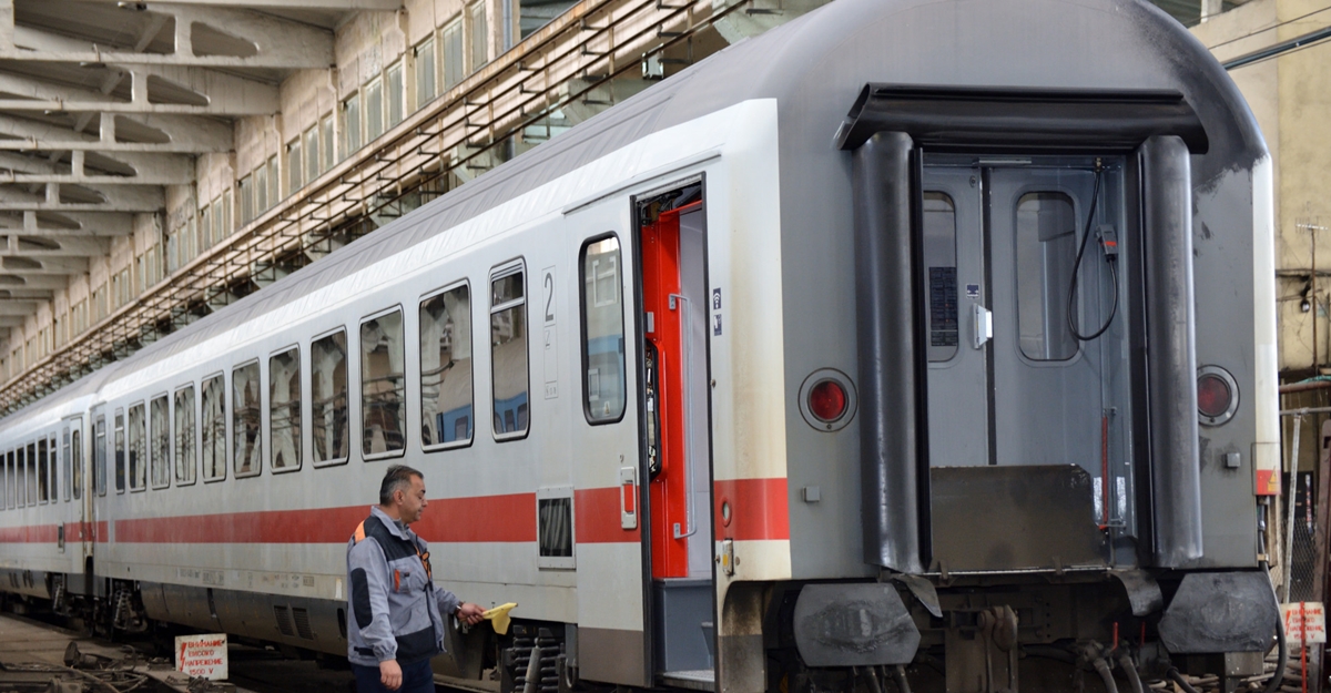 First 19 modernised railway carriages from Deutsche Bahn arrive in ...
