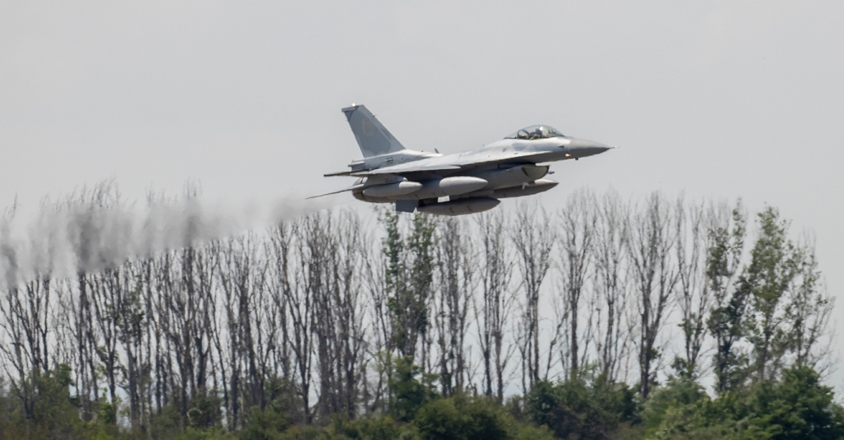 Bulgarian Air Force’s second F-16 arrives at Graf Ignatievo air base ...